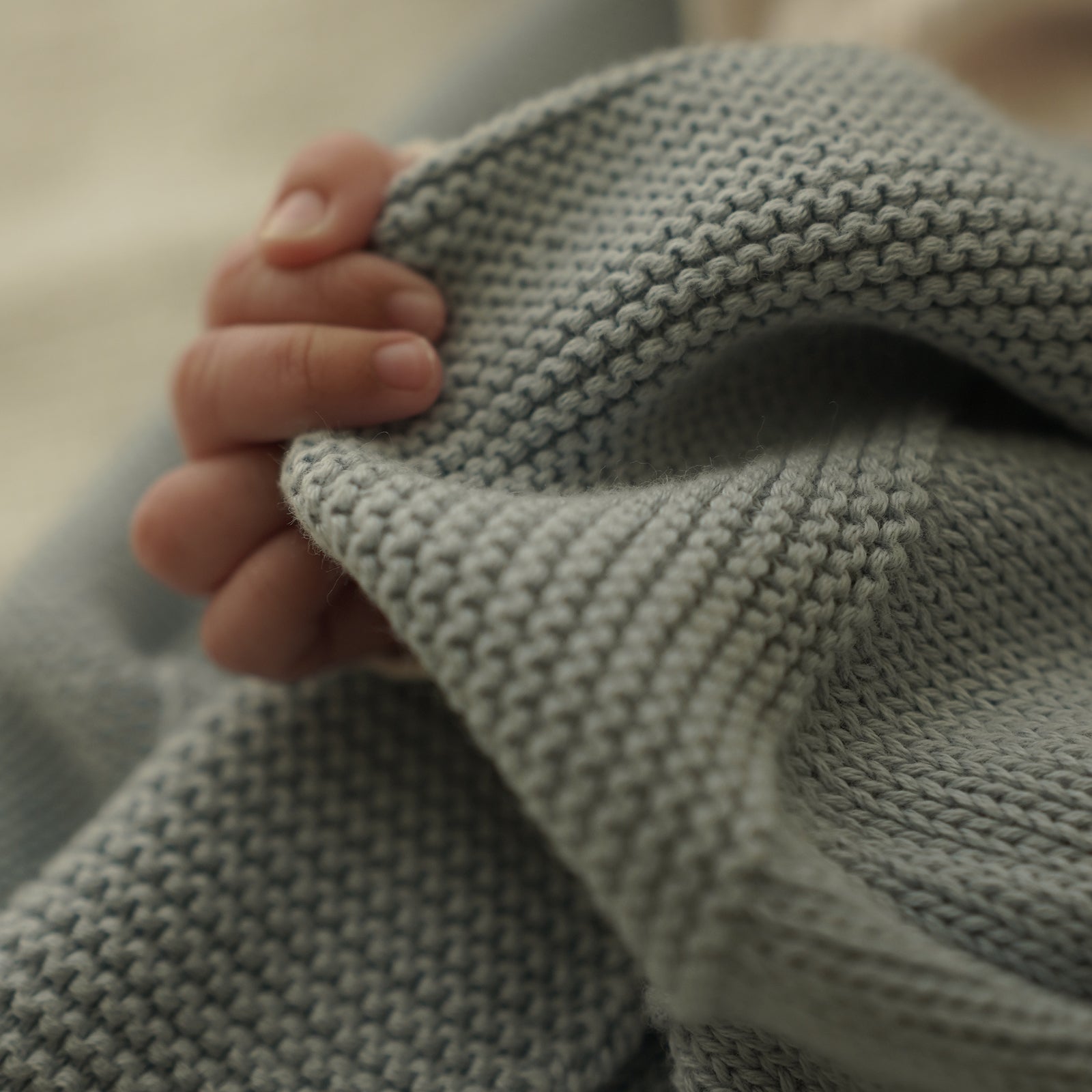 Set of 2 Knit Blankets – TheFirstFeather